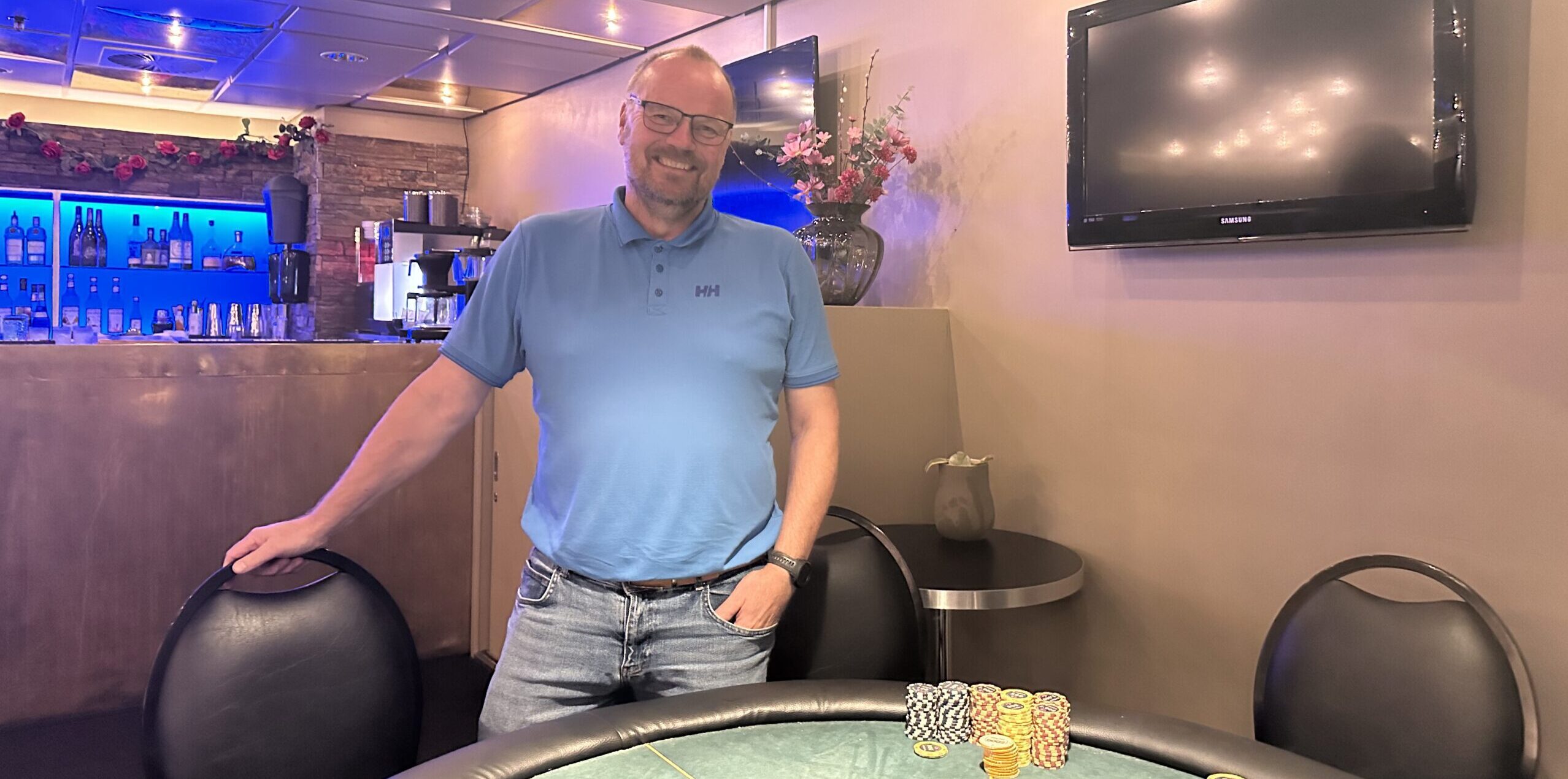 Bobler og bad beats ved bordene – målfest på skærmene - Dansk Poker